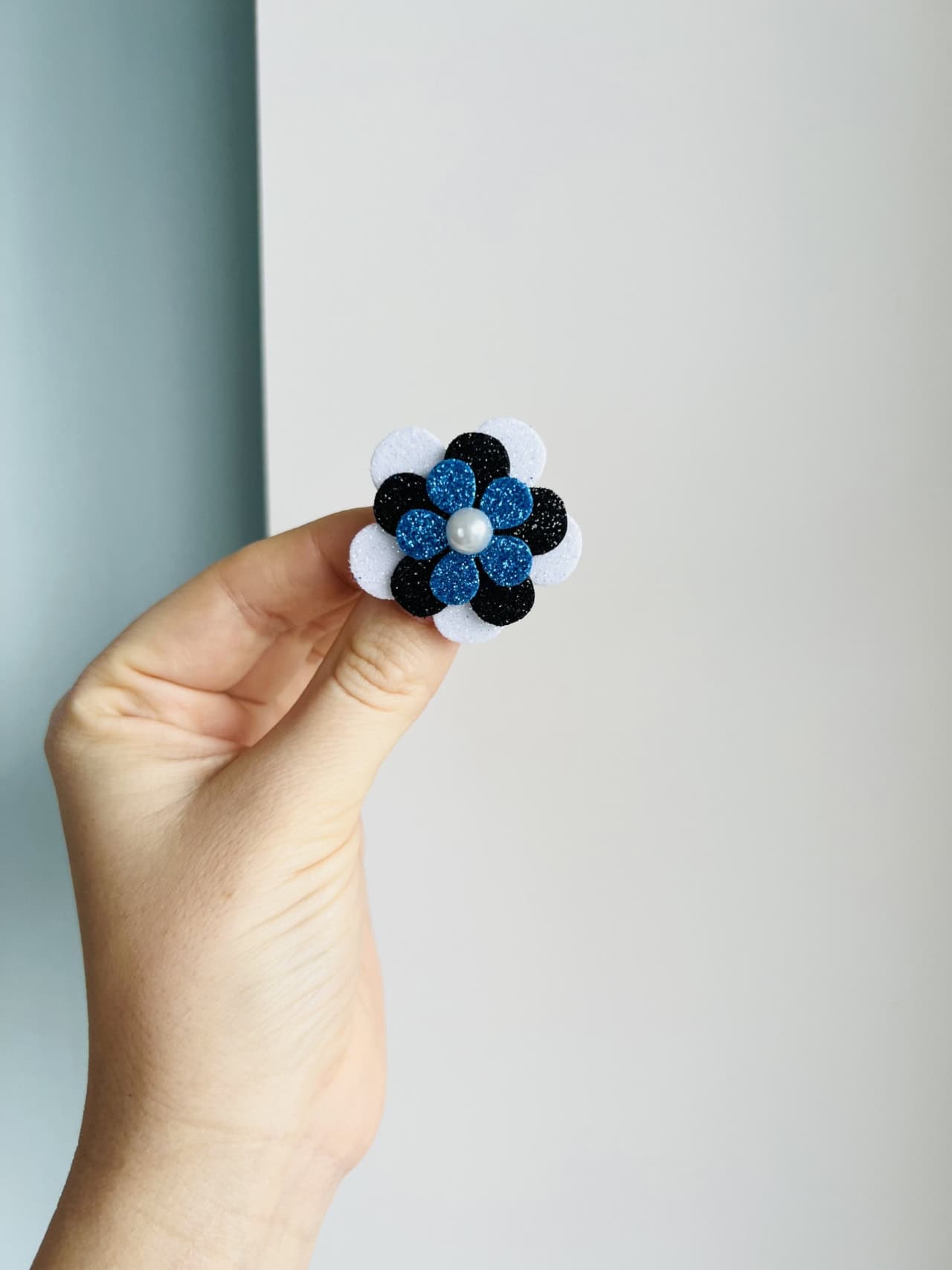 Sini-must-valge lill pärliga – Elsi – Käsitööna valminud lasteriiete e-pood